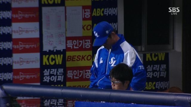 2015 프로야구 KBO 한국시리즈 두산베어스 vs 삼성라이온즈, 김현수 류중일 고개를 떨구게 하다
