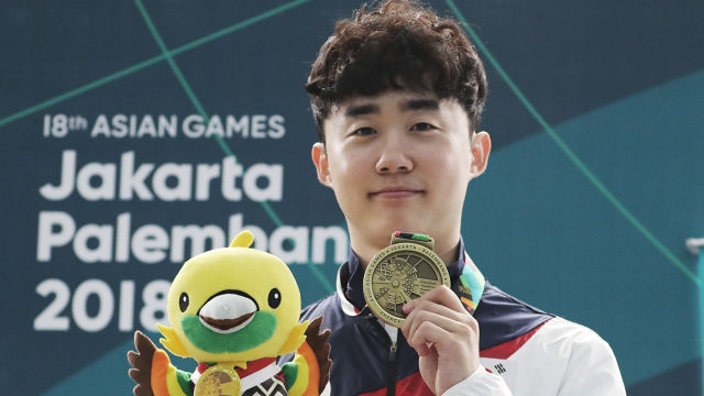 SBS 2018 자카르타-팔렘방 아시안게임 : [사격][남자 25m 속사권총 결선] 동메달을 목에 거는 김준홍 : SBS