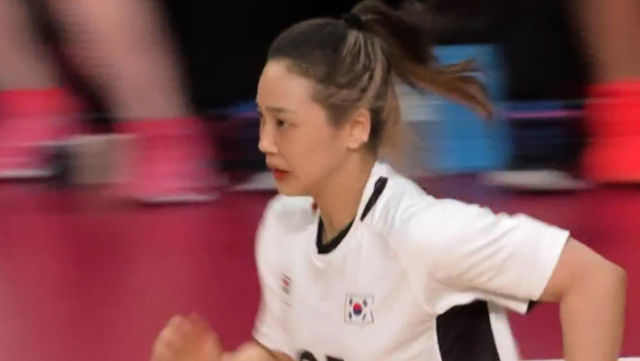 2020 도쿄 올림픽 : 예선보다 좋은 기록 만들며 1위로 들어오는 시오반 버나뎃 호히 [자유형 100m] : SBS