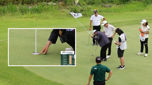 2023 KPGA 코리안투어 : 홀컵이 무너졌다! 7번홀 손상된 부분 확인하는 심판 [KPGA 선수권대회 FR] : SBS