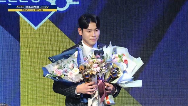 2023 SBS 진짜야구 : '출루율상-득점상' LG 홍창기 “2년 연속 우승이 목표입니다” [2023 KBO 시상식] : SBS