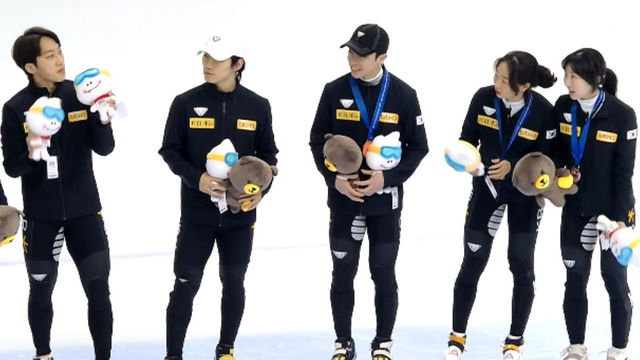 2023-24 ISU 국제빙상대회 : ‘미국과 공동 3위’ 대한민국 동메달 시상식 [4차 2000m 혼성계주] : SBS