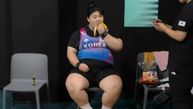 SBS 2024 파리 올림픽 : 역도도 바나나 먹방! 체력을 비축하는 박혜정 [여자 +81kg 용상] : SBS