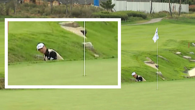 2024 KPGA 투어 : 빼꼼하면서 14번 홀을 치는 조우영 [제네시스 2R] : SBS