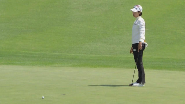 2025 KLPGA투어 : 파 퍼트를 성공시키지 못하며 이번 라운드 첫 보기 기록하는 박지영 [덕신EPC 챔피언십 2R] : SBS Golf