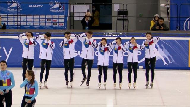 2022-23 ISU 핫클립 : 금메달 세리머니 보여주는 대한민국 [월드컵 4차 혼성 계주 2000m 시상식] : SBS