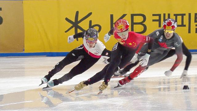 2022-23 ISU 핫클립 : 선두로 들어오는 린샤오쥔 준결승 진출 [세계선수권 남자 500m] : SBS